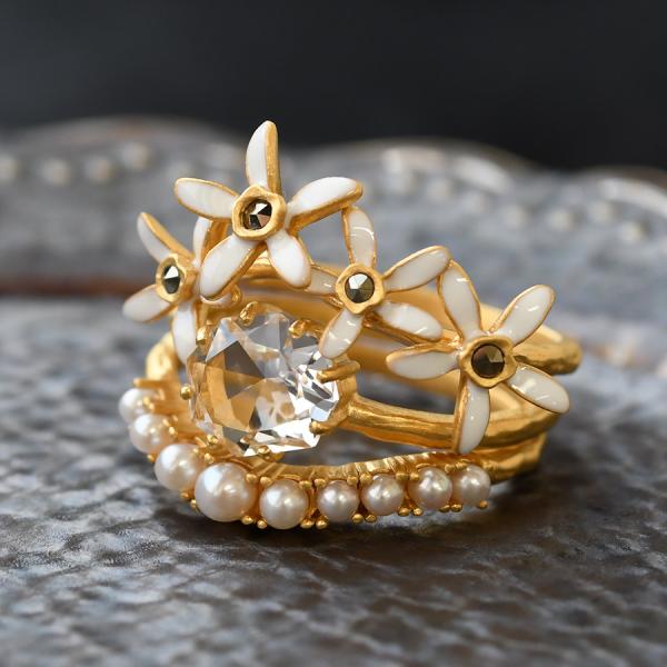 FATRAS(ファトラ)とはフランス語で“雑然とした集積・堆積”という意味。碌山のハウスブランドの一つで、小さなカットストーンをちりばめたbijoux de curiosites（ビジュゥ ド キュリオジテ）＝好奇心のジュエリーが集まってい...