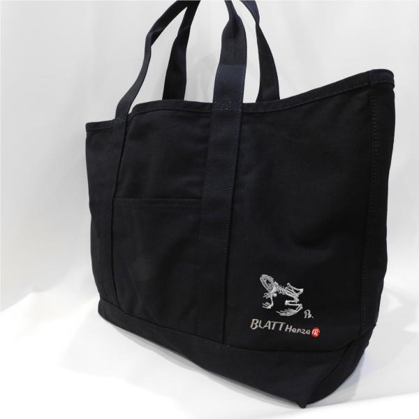 カエルの骨格刺繍入りビッグトートバッグ。モノトーンで落ち着いたワンポイント刺繍がカッコイイ。オリジナルデザインでオンリーワン商品。ご自身用はもちろんのこと、父の日や誕生日などのプレゼントにお薦め。バッグは、便利な内ポケットが1ヵ所・外ポケッ...