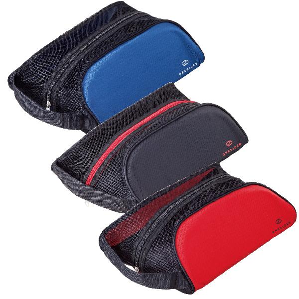 シンプルなデザインのシューズケース。中央にファスナー仕様の広い開閉口を配置し、シューズの出し入れがしやすい構造です。メッシュ素材を採用したことで、通気性にも優れています。持ち手が付いているので、持ち運びにも便利なモデルです。