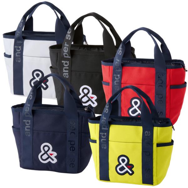 アンパスィの定番カートバッグの2026年モデルです。厚手で丈夫なオックス生地を使用し、ブランドロゴの刺繍と＆マークのワッペンをあしらってデザインを一新しています。外側にはポケットを4つ備えており、スマートフォンや500mlボトルの収納にも便...