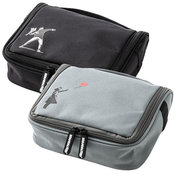 アートと機能性が融合したバンクシーの２０２４年モデルです。ゴルフボールダース箱もそのまま入る大型のメイン収納部をはじめ、小物、アクセサリーを見つけやすいメッシュポケットや、持ち歩きの際に便利な背面ポケット等、豊富な収納スペースを実現しました...