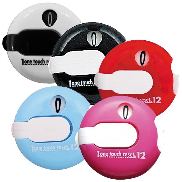 豊富なカラーバリエーションを持った、シンプルなデザインのスコアカウンターです。１〜１２までの打数がカウント可能で、カウンターはワンプッシュで０（ゼロ）に戻るリセットタイプです。裏面にはクリップが付いており、手袋の甲側バンドやパンツのポケット...