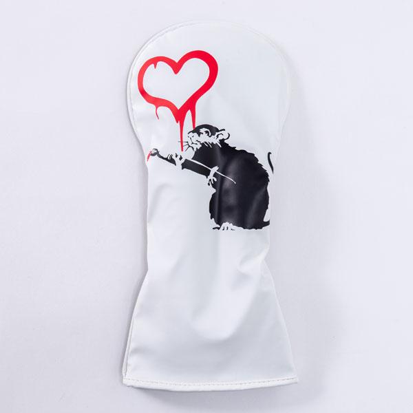 スプレーグラフィティ文化をアートとして広めたイギリスを拠点とする素性不明のアーティスト、バンクシーのアートワークをフィーチャーした限定ゴルフアイテムのヘッドカバーです。アートワークが強調されたデザインです。ドライバー用です。