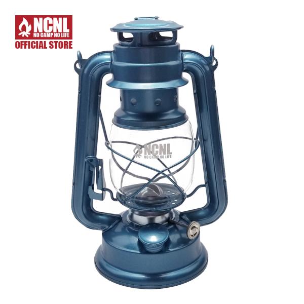 【商品詳細】サイズ(約)：W160×D120×H250mm重量(約)：340g材質：鉄（本体）・ホヤ（ガラス）・綿（芯）使用燃料：パラフィンオイル・白灯油※燃焼中は本体・本体周辺の温度が上昇しますので、やけどやケガに十分ご注意ください。火災...