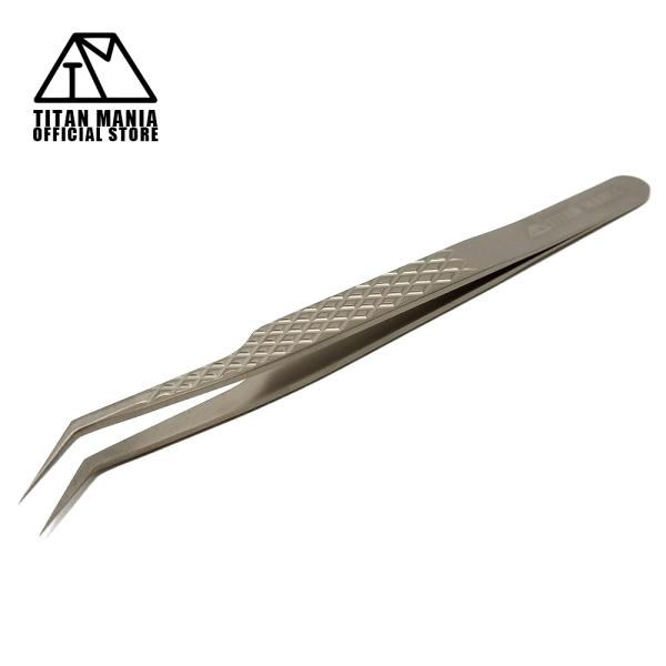 【商品詳細】サイズ(約)：135mm重量(約)：12g材質：チタン【商品説明】軽量！頑丈！錆にも強いチタン製ピンセット。極小パーツにも対応できる精密タイプ！シャープな先端は細かい作業に特化した極細設計。本体は滑りにくいデザイン。先端は非常に...