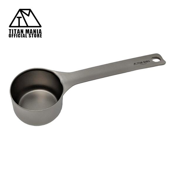 【商品詳細】サイズ(約)：43×144mm重量(約)：26g容量(約)：35ml※すりきり一杯でコーヒー（粉）約8g材質：チタン【商品説明】超軽量！コーヒー豆や粉を計量するのに便利なチタン製メジャースプーン。チタンは軽量で頑丈、携行性に優れ...