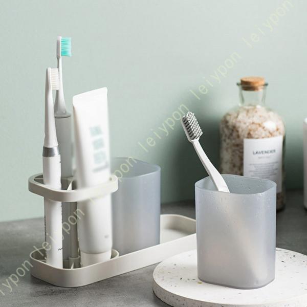 【発売日：2023年04月21日】商品の説明◆材質：プラスチック素材◆カラー：写真通り◆製品：A=歯ブラシホルダー×1（21。5*8.3*10.3cm）、歯磨きコップ×2（7.2*5.8*9.8cm）。歯ブラシや歯磨き粉などの物は含めており...