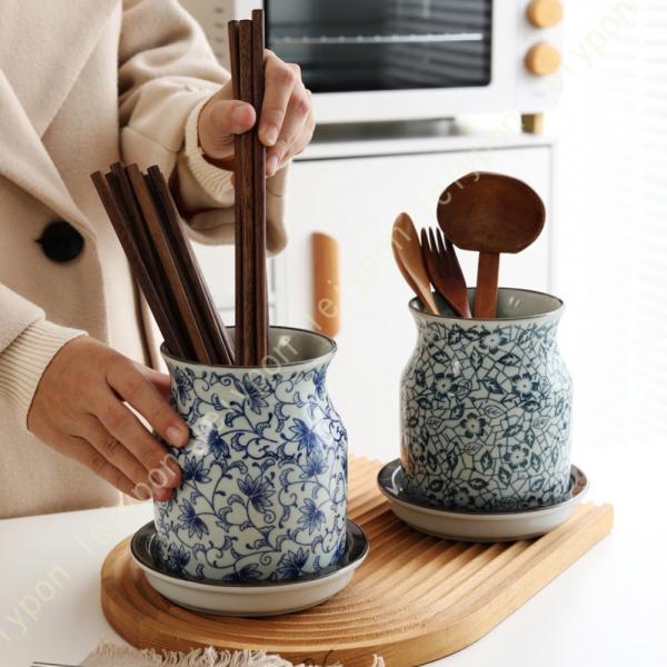 【発売日：2024年09月07日】商品の説明【目を引くおしゃれなスタンド】・美しく収納できて取り出しやすいカトラリースタンド 【便利ポイントいろいろ】・収納しながら水切りも乾燥もできるすぐれもの・水切り設計、食器キッチンツールをスッキリ清潔...