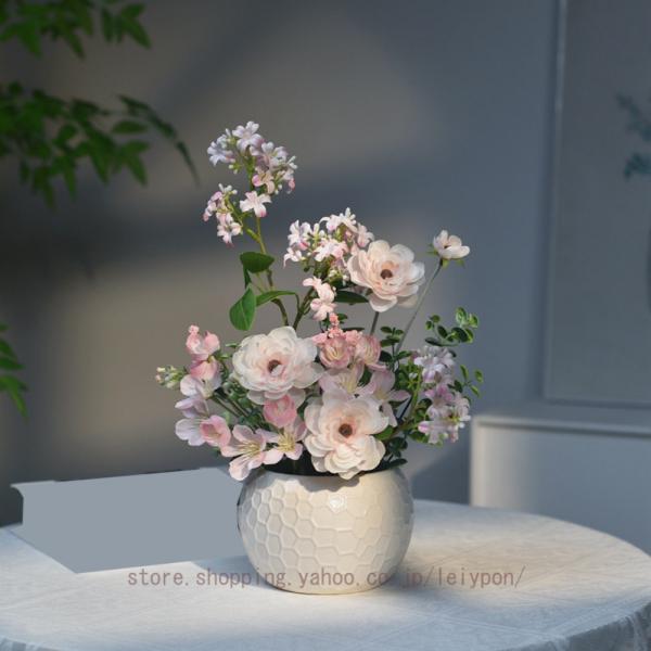 【発売日：2025年04月26日】【セット内容】シルク造花+陶器花瓶室内空間の美しさを引き立たせるグリーンやフラワーは、インテリアの仕上げには欠かせないアイテムです。夏の蒸し暑い時期や、冬でも暖房の入ったお部屋では水も花も傷みやすいですが、...