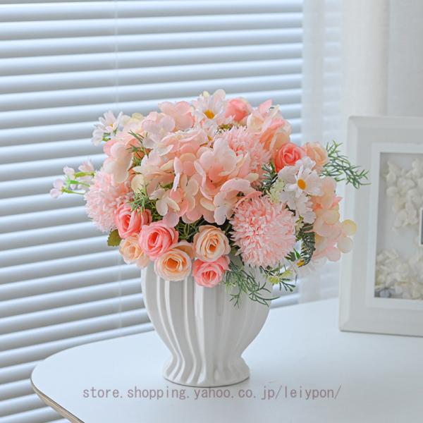 【発売日：2025年04月26日】花瓶付きブーケの高さ：約32cm 花瓶の高さ：約13cm室内空間の美しさを引き立たせるグリーンやフラワーは、インテリアの仕上げには欠かせないアイテムです。夏の蒸し暑い時期や、冬でも暖房の入ったお部屋では水も...