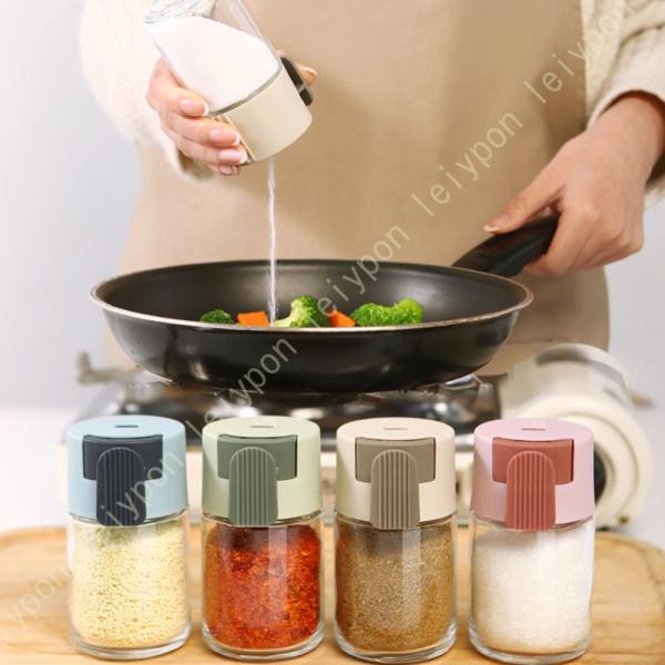 【発売日：2023年03月18日】商品の説明Sサイズ（100ML）：約5×9cm（4個）/色：ベージュ/ピンク/グリーン/ブルー材質：PP+ガラス0.5グラム定量タンク1.調味料容器ふた部分を回して容器からふたをはずします。2. お好みのス...