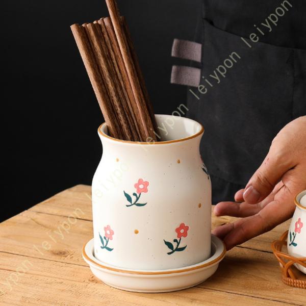 【発売日：2023年03月24日】商品の説明素材：セラミックスLサイズ：約14×14.5cm・今まで収納に困っていたキッチン小物の収納にぴったりです。・シンクの周りの空間を有効に利用しています、箸やスプーンなどのスッキリ収納できます。・穴が...