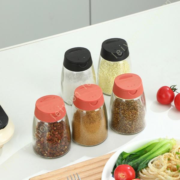 【発売日：2023年03月23日】商品の説明Sサイズ（150ml）：5.5×10.4cm3個セット=S*3素材：PPプラスチック+ガラス（2個）/色：ブラック/赤い目詰まりしにくい自社の調味料入れは普段と違え、蓋の構造は二層となっています。...