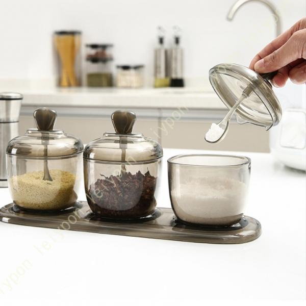 【発売日：2023年04月03日】商品の説明サイズ：9×11cm、トレイサイズ：30×10cmA=3個調味料ボトル+1個トレイ製品の形状は寸法図によって表示される形状と同じである素材：PET色：グリーン/ブラウン大きな価値外見はユニークで美...