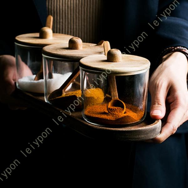 【発売日：2023年04月03日】商品の説明Sサイズ（245ml）：8.6×9cm、Aサイズ（トレイ）：30× 10cm3個セット=S*3（3個調味料ボトル+トレイ）、1個=S（調味料ボトル）/A（トレイ）素材：ガラス+木商品の特徴◆木とガ...