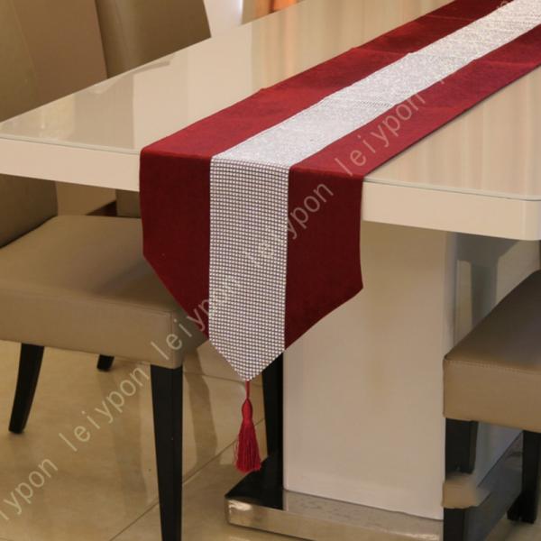 【発売日：2022年08月15日】★インテリア：テーブルランナーは上品なビジューで華やかな雰囲気を作り、シンプルなのにエレガンスをプラスできるアイテムです!部屋のインテリアに見事に調和できます!★素晴らしいデザイン：このテーブルランナーのデ...