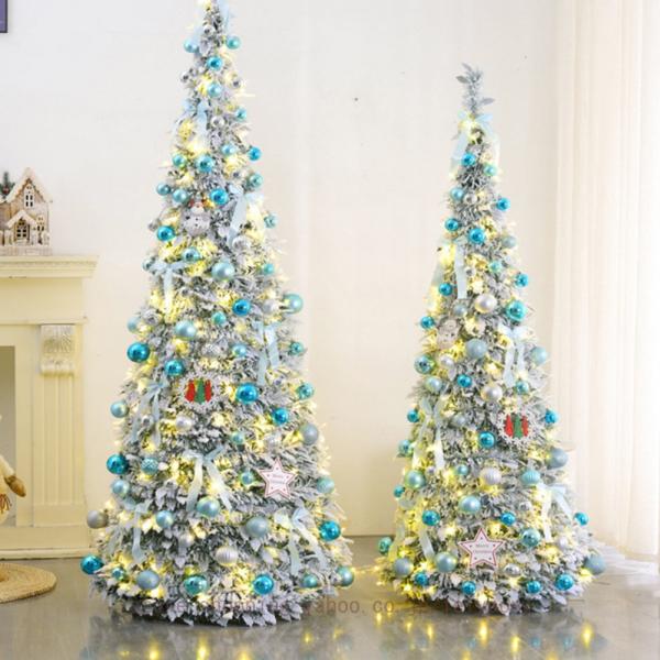 【発売日：2025年08月21日】ご注文前にサイズをご確認ください!七色ラメ素材で豪華に輝く!ツリー全体に七彩のラメをあしらった特殊素材を使用!光の角度によって色合いが変化し、昼間でもきらめき、夜間のイルミネーションと組み合わせると一層華や...