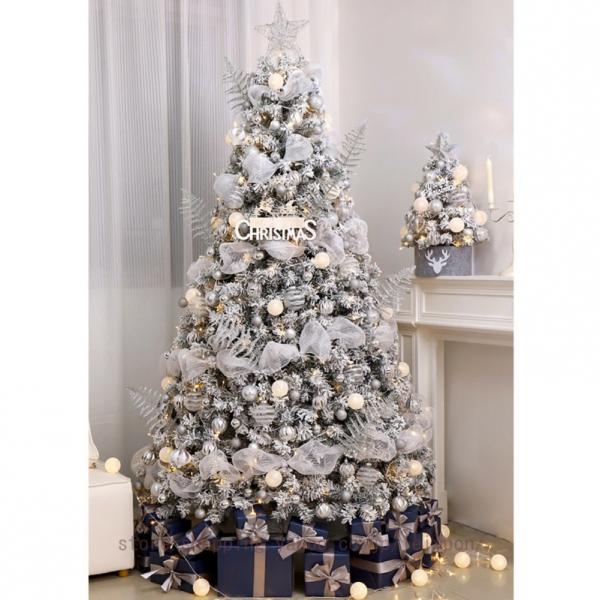 【発売日：2025年09月25日】ご注文前にサイズをご確認ください!雪化粧デザイン!枝先に雪が積もったような加工を施し、冬らしい雰囲気を演出!室内でも本格的なクリスマスムードを楽しめます!3段に分かれており、下段・中段部分は傘のように開くだ...