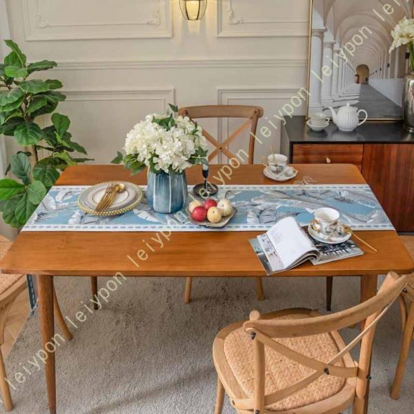 【発売日：2025年08月18日】商品仕様：  含まれるもの：テーブルランナー1枚  素材：ポリエステル   特徴： 柔らかい 滑り止め 丸洗い 耐久性 軽量 お手入れ簡単 洗える 多用途 断熱 シンプルなデザインが、和風の食卓飾り!エレガ...