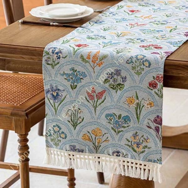 【発売日：2025年08月18日】商品仕様：  含まれるもの：テーブルランナー1枚  素材：ポリエステル製  特徴： 柔らかい 滑り止め 丸洗い 耐久性 軽量 お手入れ簡単 洗える 多用途 断熱 シンプルなデザインが、和風の食卓飾り!エレガ...