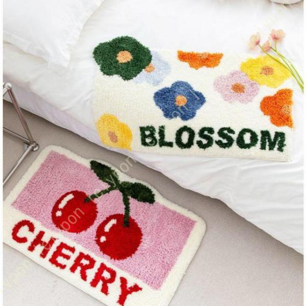 【発売日：2023年09月16日】表面材質：マイクロファイバー  裏面：滑り止め商品の特徴★柔らかくて肌触りが良い表面、クッション性に優れた低反発中材で足をふんわりと包み込むような踏み心地です。★表面はマイクロファイバー素材を使用して、表面...