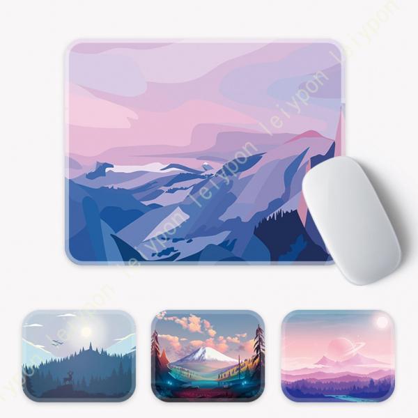 【発売日：2022年10月28日】■■■【持ち歩く便利＆滑り止め】箱を付けており、マットを巻くと携帯するにはとても便利です。裏面には滑り止め加工されており、デスクにピッタリと吸着してズレや移動を防ぎ、安定したマウス操作が可能です。■■■【超...