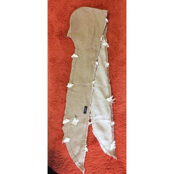 エストニアの女性デザイナーによるハンドメイドのマフラーをご紹介します。エストニアのカタリーナ通りにあるギルド（職人）ショップでハンドメイドされていたこちらのマフラー。色使いもデザインも日本ではあまり見かけないタイプ。どんなアウターに合わせて...