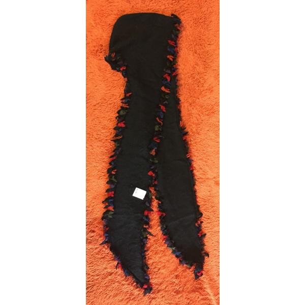 エストニアの女性デザイナーによるハンドメイドのマフラーをご紹介します。エストニアのカタリーナ通りにあるギルド（職人）ショップでハンドメイドされていたこちらのマフラー。色使いもデザインも日本ではあまり見かけないタイプ。どんなアウターに合わせて...