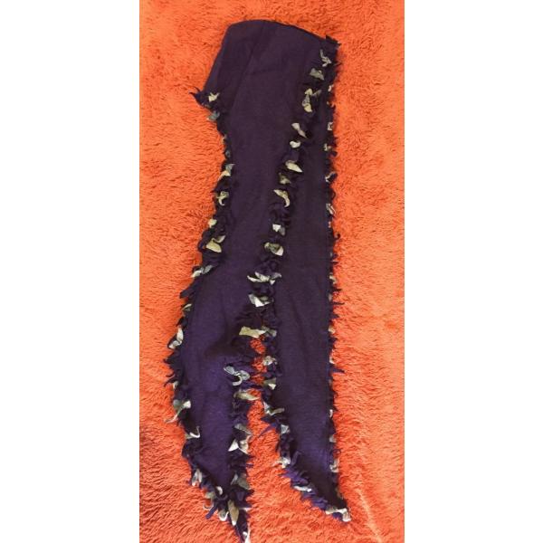 エストニアの女性デザイナーによるハンドメイドのマフラーをご紹介します。エストニアのカタリーナ通りにあるギルド（職人）ショップでハンドメイドされていたこちらのマフラー。色使いもデザインも日本ではあまり見かけないタイプ。どんなアウターに合わせて...