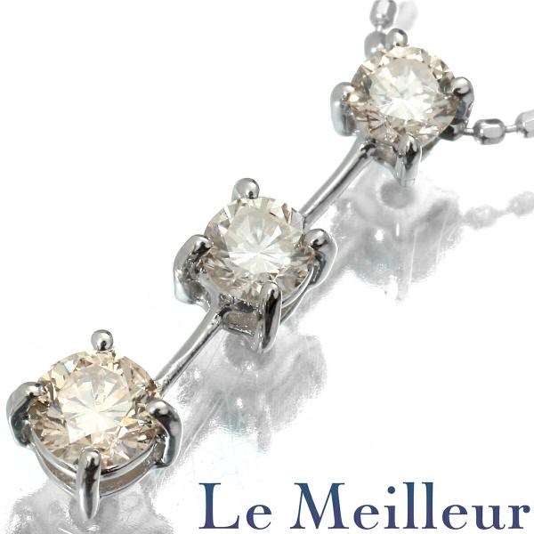 3石のシャンパンカラーダイヤモンドが、ほのかにグラデーションを描くように並ぶトリロジーデザイン。直線的に構成されたシャープなラインが、揺れるたびに繊細な光を返し、すっきりとした印象を引き立てます。[商品ランク]S 新品同様[商品状態]プロに...