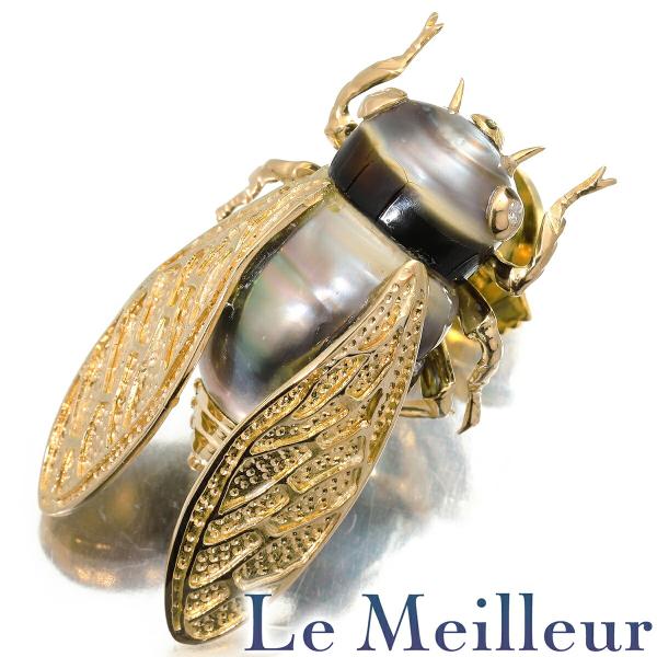バロックパールの個性をそのまま活かし、そのフォルムを蝉に見立てたブローチ。緻密に施された翅の装飾は、透けているかのような繊細さを感じさせ、立体的な造形に奥行きを与えます。素材の個性と職人技が重なり合った、印象的な仕上がりです。[商品ランク]...