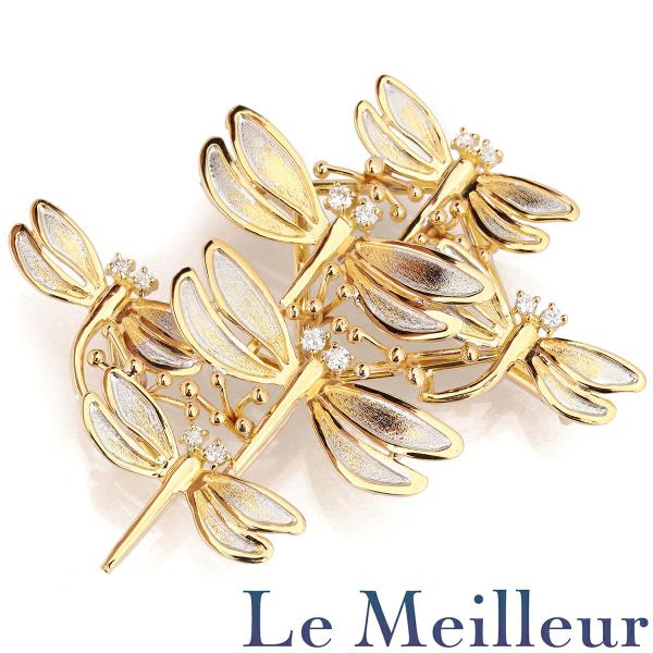 軽やかに舞うトンボを表現した、印象的なブローチ。イエローゴールドに施された質感のコントラストが繊細な羽の表情を引き立てます。さりげなく添えられたダイヤモンドの煌めきが重なり、縁起物としても親しまれるモチーフが装いに華やかなアクセントを添える...