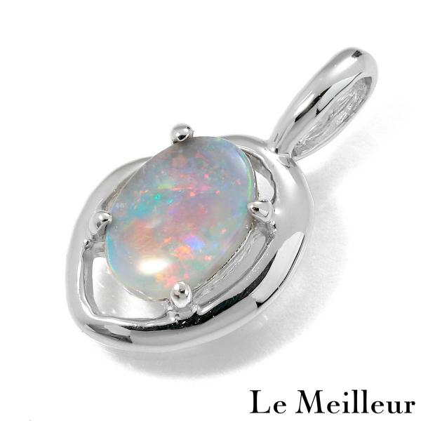 小ぶりな楕円に、ブラックオパールの揺らめきがそっと収まったペンダントトップ。カボションカットの丸みが光を優しく受け止め、角度によって異なる色を静かに映します。コンパクトなサイズ感と、バチカン一体型のなめらかな構造が、余分な装飾を削ぎ落とした...