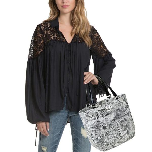 レトロな世界地図をプリントしたスペイン製生地を使用。バロック調の天球儀や航海図が重なり合うように描かれたデザインで、アート性もあり、シックな雰囲気。 下部の丸みを帯びたフォルムがやさしい印象もプラス。前面にはキラリと光るシルバーのJust ...