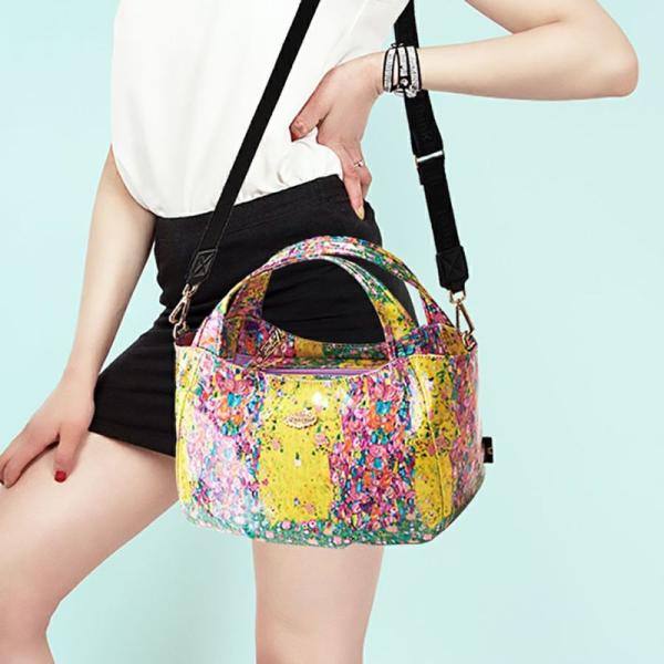 前面にあしらったゴールドのJust Heartロゴ入りプレートがポイント。さっとひと拭きで雨の日も活躍。水濡れに強いPVCコーティングでお手入れも簡単です。グスタフ・クリムトの「オイゲニア・プリマフェージの肖像」に描かれた独自の抽象的な模様...