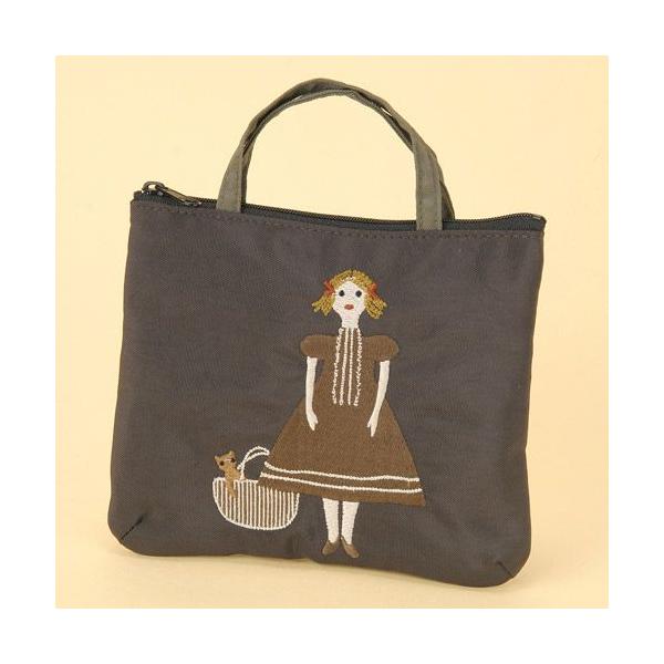 刺繍ポーチ ドール ブラウン●W17×H14cm ●ナイロン100％ ●日本製ポーチ ●持ち運びに便利な持ち手付です。同じデザインの刺繍バッグとセットでお持ちいただけます。●ファスナー開閉で、中身が飛び出してしまう心配がありません。内ポケッ...