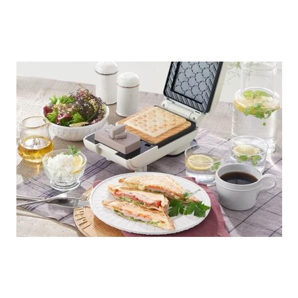 ［※お取り寄せ商品です※］1台2役で朝食やおやつにもマルチに使えるマルチサンドメーカーです。シングルサイズは1枚焼き。ホットサンドとワッフルの2種類のプレートが付きます。別売りのプレートでドーナツやミニタルトやたい焼きやパニーニなども楽しめ...