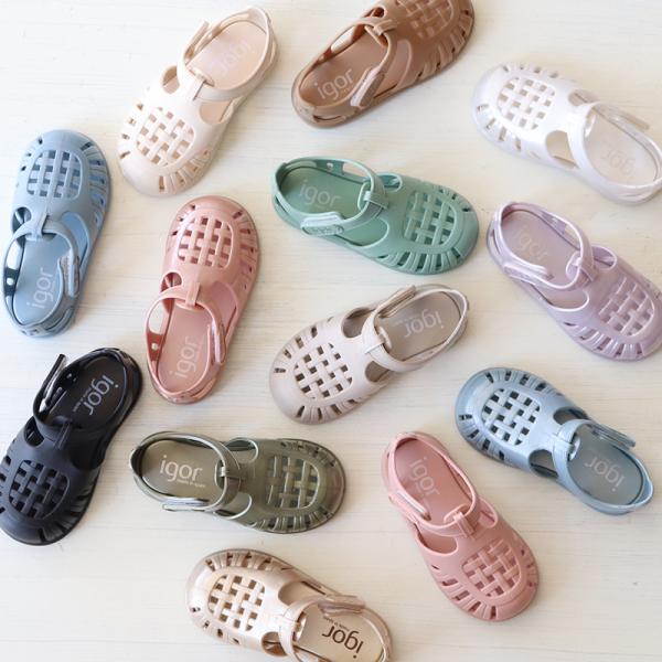 【発売日：2026年04月20日】ソフトなラバーが足をしっかり包み、しっかりした厚みのインソールは足への負担を軽減してくれます。甲は脱ぎ履きしやすいマジックテープになっています。※写真赤丸-インソールに気泡のような凹凸。こちらは良品となりま...