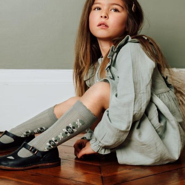 【発売日：2025年02月10日】柔らかい肌触りの質感のソックス。締め付けが少ないので履き心地も快適。やさしい色味は上品な印象で目を惹く存在です。サイズもカラーも豊富に展開しているのでギフトにもオススメできる高品質でオシャレなアイテムです。...