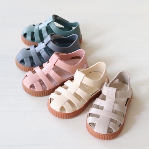 【発売日：2026年04月25日】やわらかくソフトなラバーが足をしっかり包み、しっかりした厚みのインソールは走り回る足への負担を軽減してくれます。また、インソールは取り外し可能なので、まるごと水洗いしていつでも清潔に保てます。ゆったりしたカ...