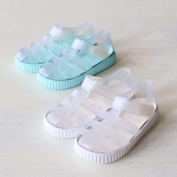 やわらかくソフトなラバーが足をしっかり包み、しっかりした厚みのインソールは走り回る足への負担を軽減してくれます。また、インソールは取り外し可能なので、まるごと水洗いしていつでも清潔に保てます。ゆったりしたカーブのつま先は、ちいさなお子様の指...