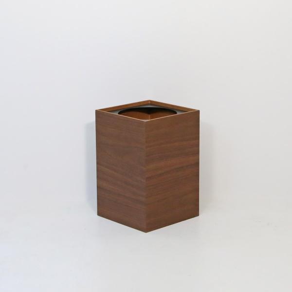 ビニール袋が外から見えないゴミ箱です。客室のベッドルームや洗面で使われている標準的なサイズのホテル旅館仕様。1個使いはもちろんのこと、並べて分別用としても使える使い勝手の良さが魅力です。家具や建材でも使われるウォールナットの突板で作られてい...