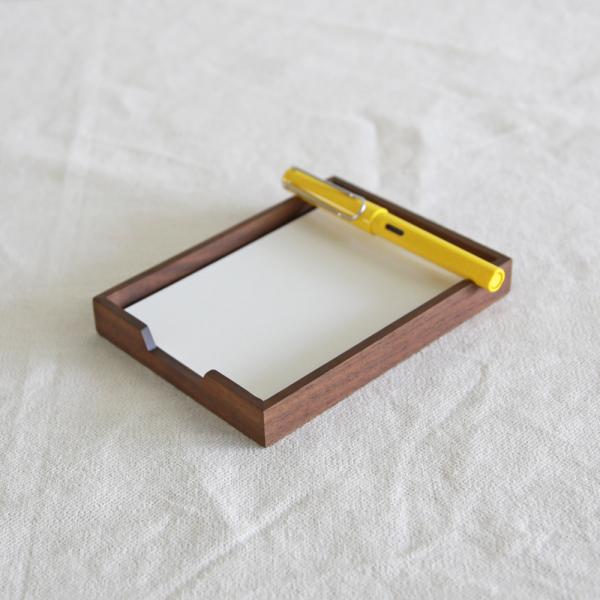 ホテルや旅館の客室で、机上やベッドサイド、電話の横あたりに置くためのメモトレイを作りました。ポイントは、ペンをのせるためと、メモ帳を取り出すための切り込みを２か所に入れています。ご自宅でテレワーク中の方にもオススメです。【サイズ】約 W12...