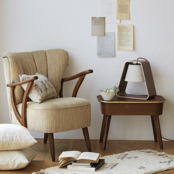 【送料無料】ウォールナット突板の台形ライト。温かみのある光が木部に反射してお部屋に優しい雰囲気を演出します。サロンや旅館などでのご使用もおすすめです。【サイズ】W295 × D200 × H300 mm【素材】木：シナ共芯ウォールナット突板...