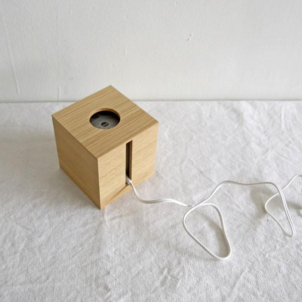 客室空間に馴染むオーク材で作った蚊取り器カバーです。なるべくなら隠しておきたい液体蚊取り器をお屋部に溶け込ませるために作った専用カバーです。【サイズ】約 W110 × D110 × H115 mm【素　材】本体：MDF オーク突き板＊写真の...