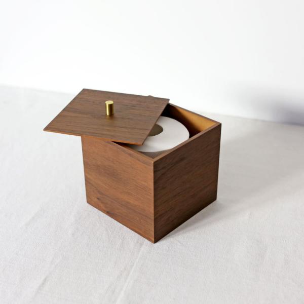 隠れた人気商品のトイレットロール収納箱の新作、ウォールナットです。ブラウンのテイストのお部屋におすすめです。今回は蓋に真鍮ツマミが付いたタイプで、２個用と１個用をご用意（こちらは１個用の商品ページです）。生活感があふれ出てしまうトイレットペ...