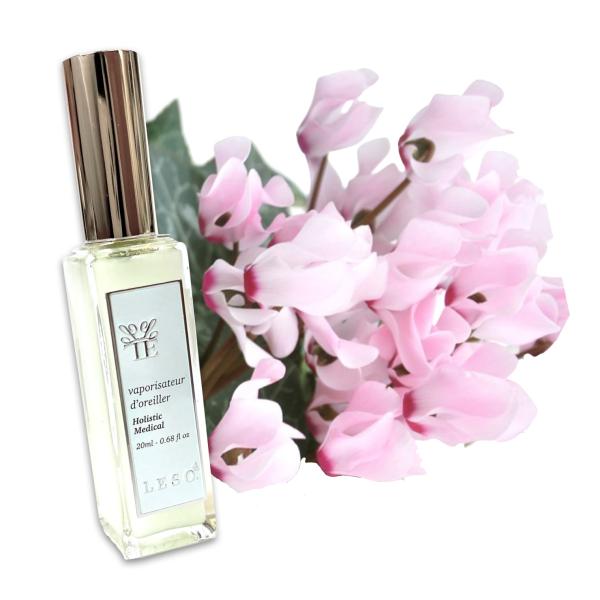 【 フラワ レソット】本物の天然 花の香りを感じる アロマスプレー< シクラメン >11月の誕生花であるシクラメンの花言葉には、「愛情」「思いやり」「幸福や希望」などがあります。?可憐な花の姿に相応しい優雅で落ち着く花の香りが広...