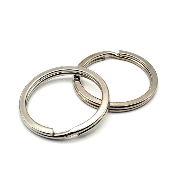 ■用途/特長平2重リングはエッジの効いたフォルムが高級感をもたらします。■仕様／内容サイズ：内径21mm　平型色：ニッケル数量：2個入り■ご注意サイズは製造時の誤差が生じる可能性があります。製造上避けられない尖った部分がありますので、取り扱...