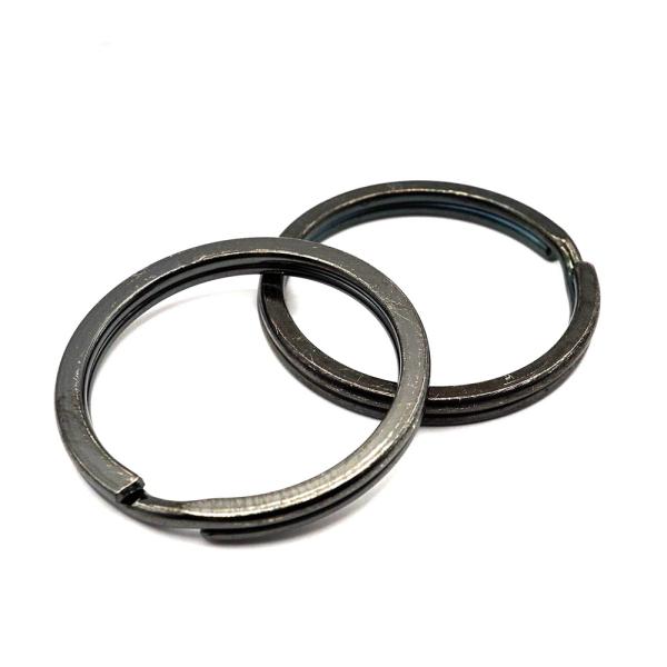 ■用途/特長平2重リングはエッジの効いたフォルムが高級感をもたらします。■仕様／内容サイズ：内径25mm　平型色：黒ニッケル数量：2個入り■ご注意サイズは製造時の誤差が生じる可能性があります。製造上避けられない尖った部分がありますので、取り...