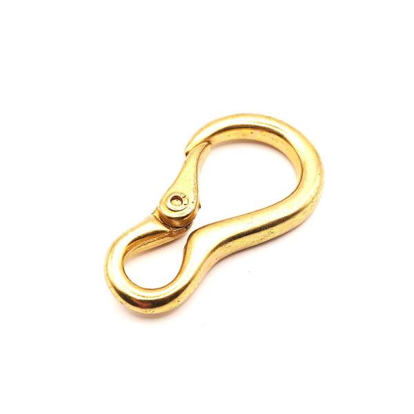 ■用途／特長小物やアクセサリーにちょうどよいダルマナスカンです。ウォレットロープなどにご使用いただけます。使い込むほどに風合いが変化し、真鍮ならではの経年変化が楽しめます。色：真鍮無垢数量：1個入りサイズ巾：約21.5mm全長：約40mm中...